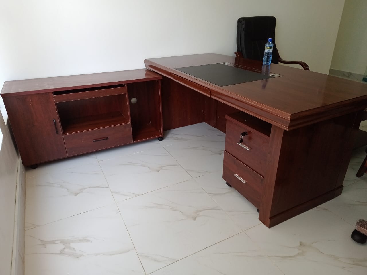 1400mm Mahogany Veneer Executive Office Desk - Gucca